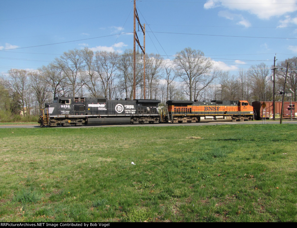 OLS NS 9256 and BNSF 1006